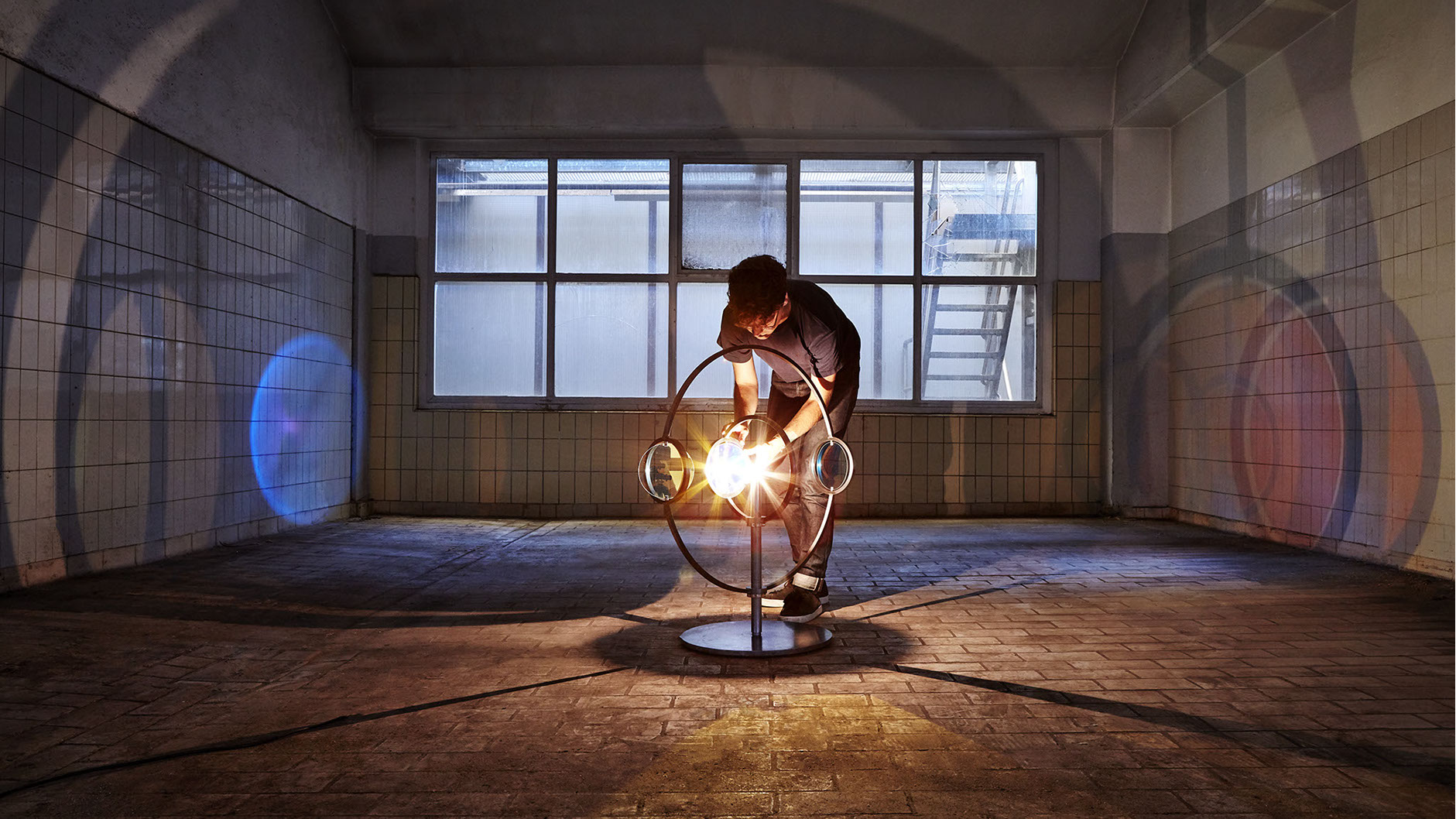 An ellipsis machine a city light