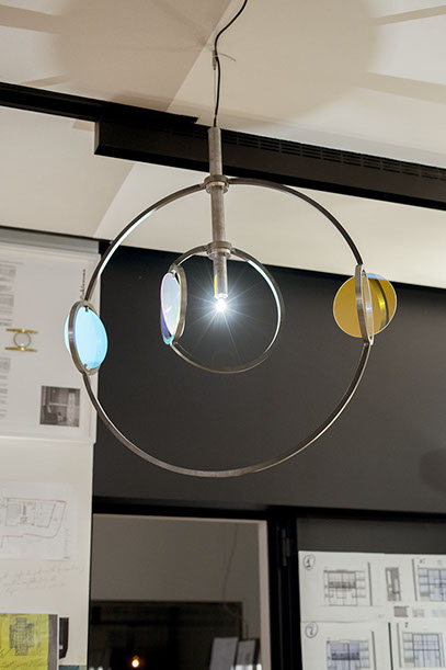 An ellipsis machine a city light (pendant)